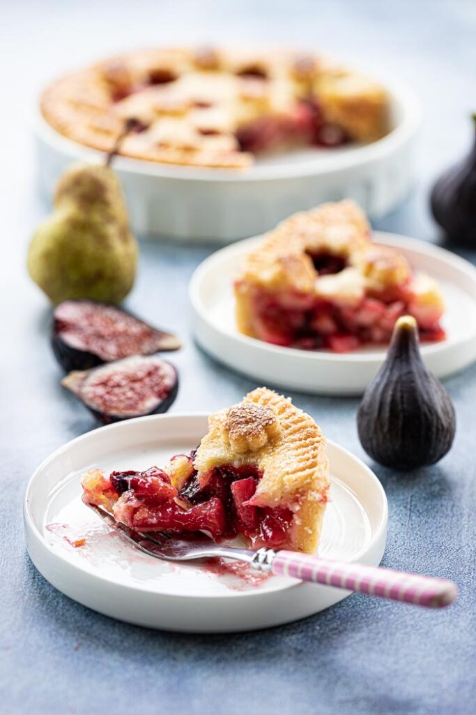 Pear fig cardamon pie - Adventures in FoodieLand